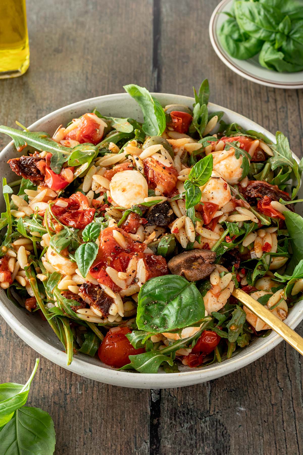 Mediterraner Orzo Salat • Jules' Menu